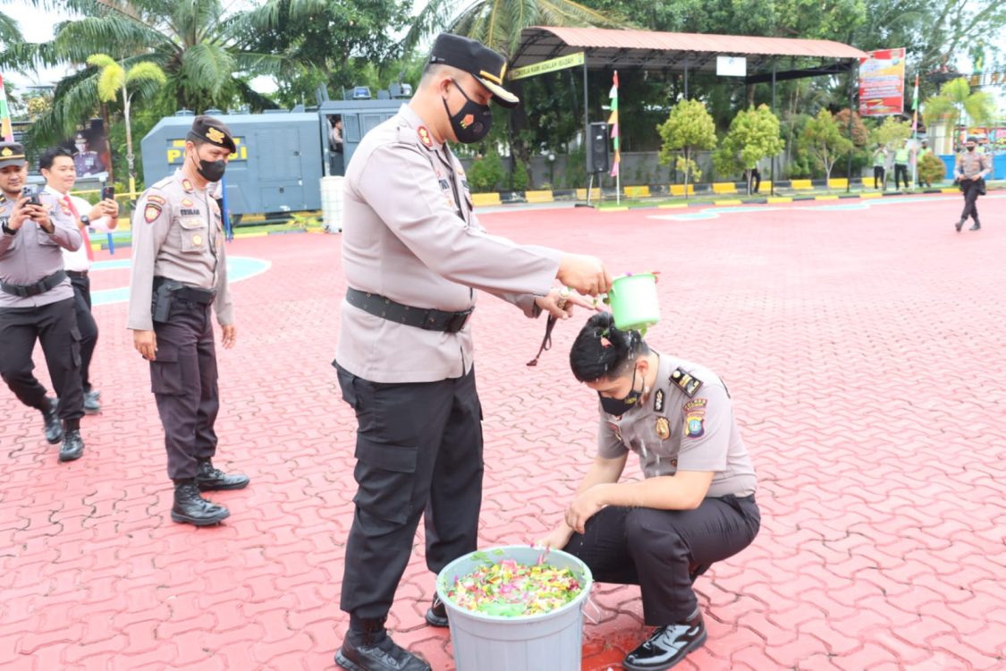 Kapolres Karimun Pimpin Upacara Kenaikan Pangkat 29 Personel Daerah